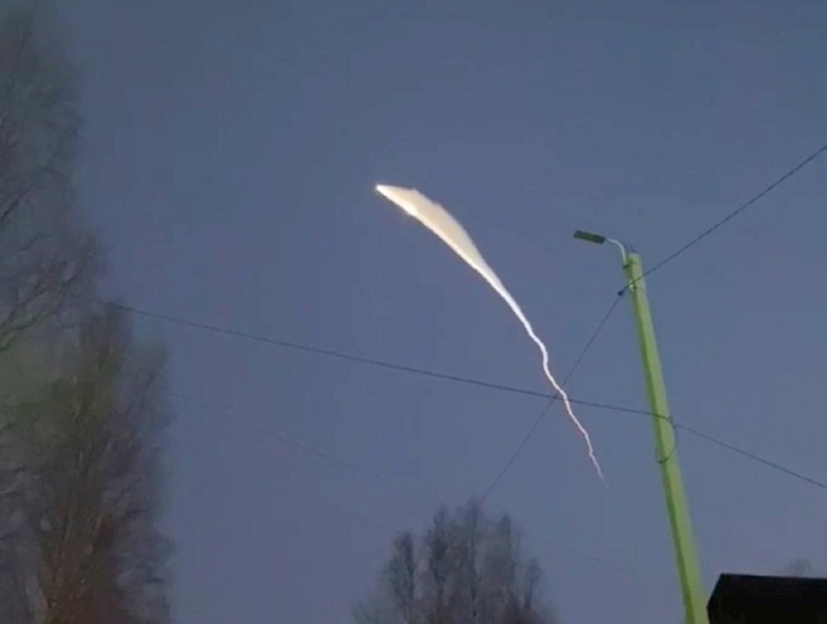 Очевидцы делятся видео запуска под Архангельском баллистической ракеты ...